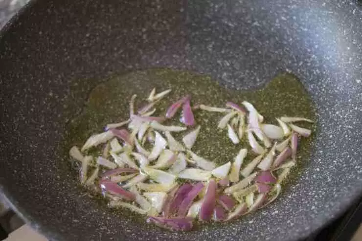 कांदे आणि anchovies पाककृती प्रिंट सह Bigoli