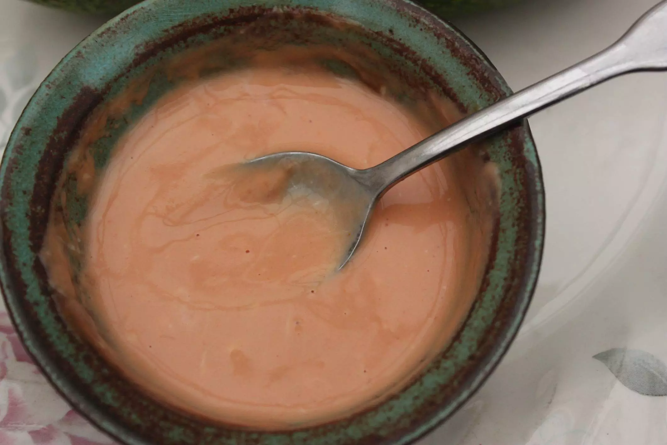 Burgonyafészkek kemény tojással és rózsaszín szósszal FOTÓ receptnyomat
