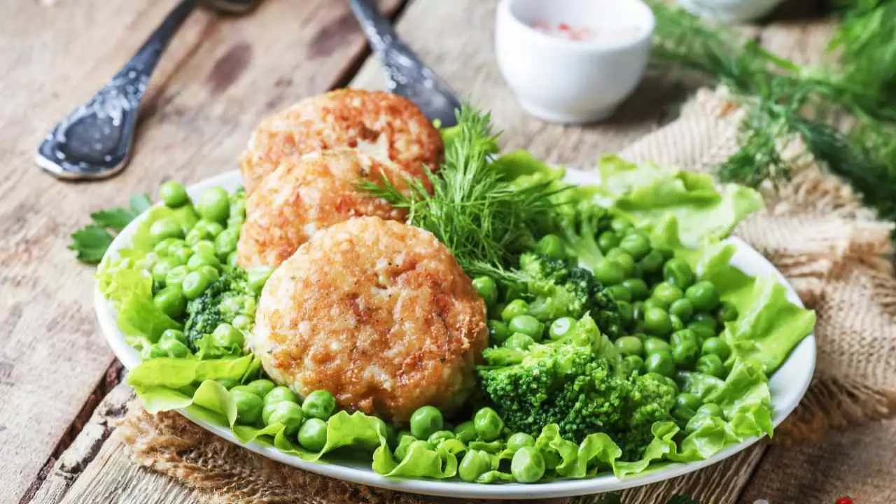 Chicken meatballs ne broccoli