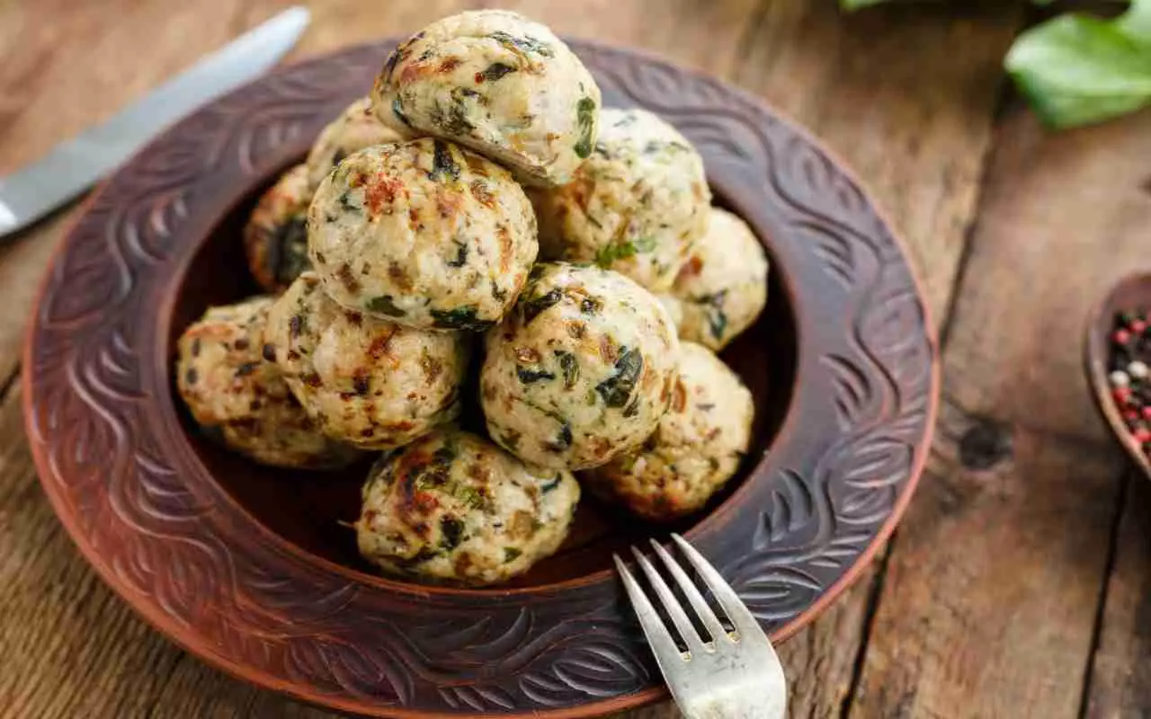 Courgette meatballs stuffed nrog nqaij npua PHOTO daim ntawv qhia