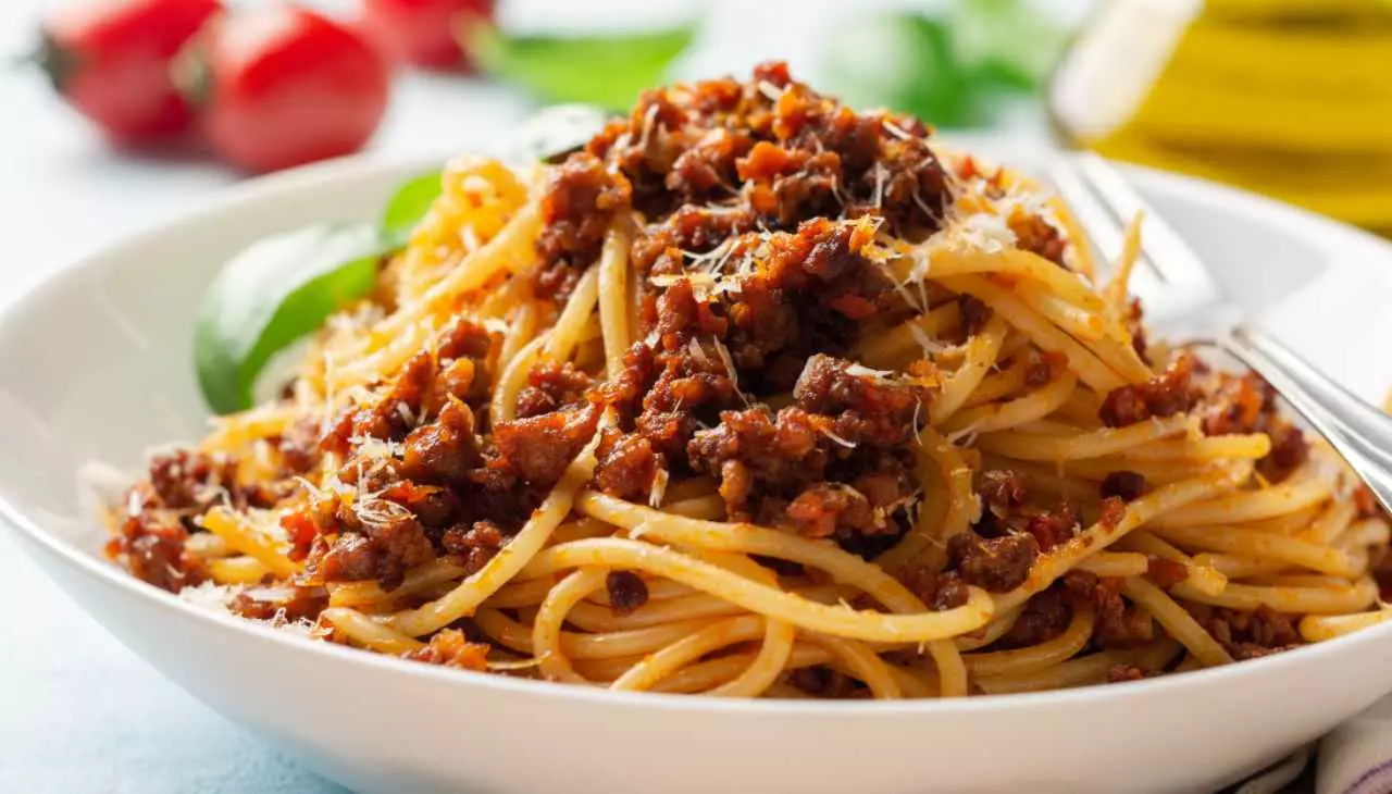 Baasto leh suugo Bolognese ah