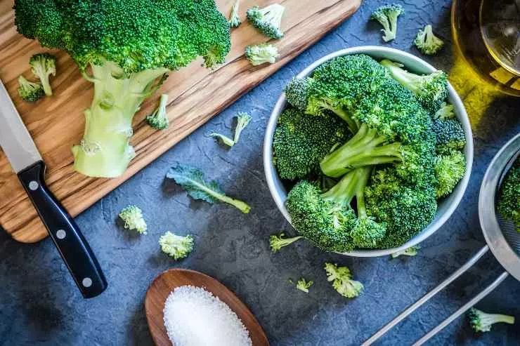 Gevulde pizza met broccoli en wors - ricettasprint