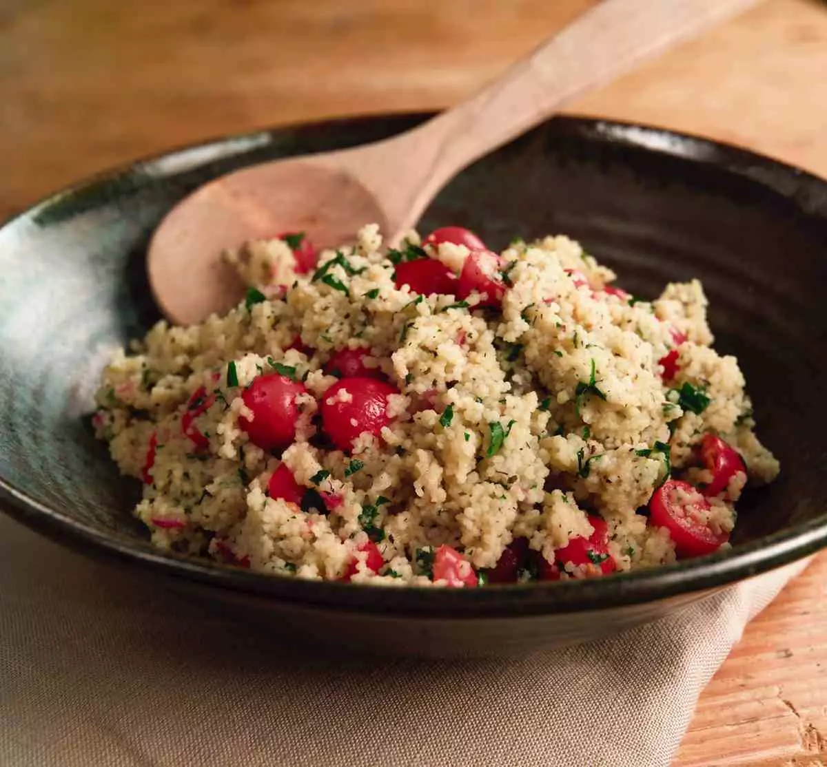 Cous cous pesto eta cherry tomatearekin: plater azkarra eta zaporetsua