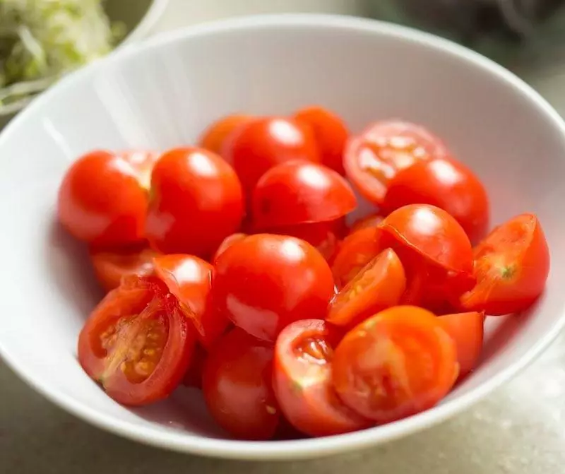 Anụ ọkụkọ na mkpụrụ oliv na tomato cherry