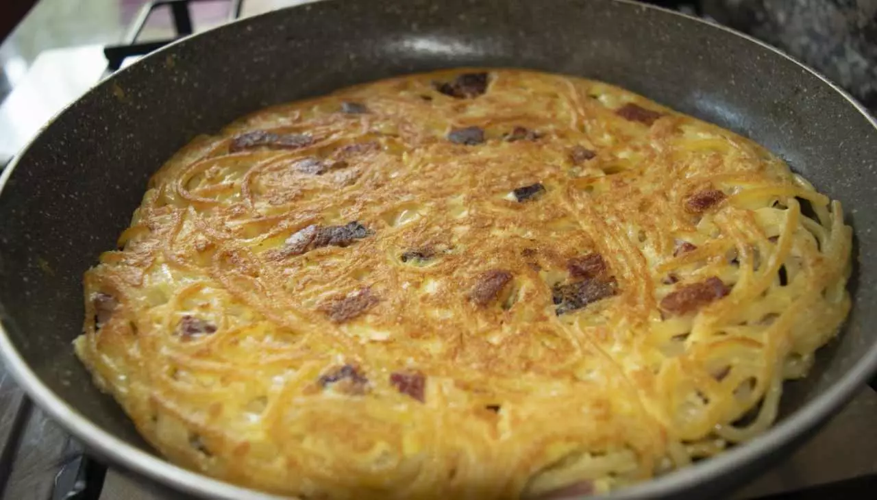 Finger food of egg pasta, ham and cheese