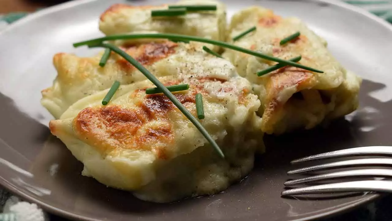 Crêpes mit Schinken und geräuchertem Käse im Ofen