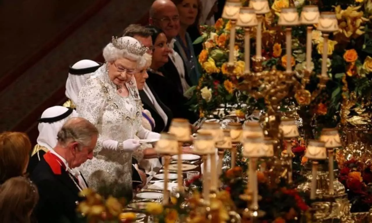 Karaliene Elizabete un citi karaliskās ģimenes locekļi nevar ēst makaronus: iemesls liks jums mēms