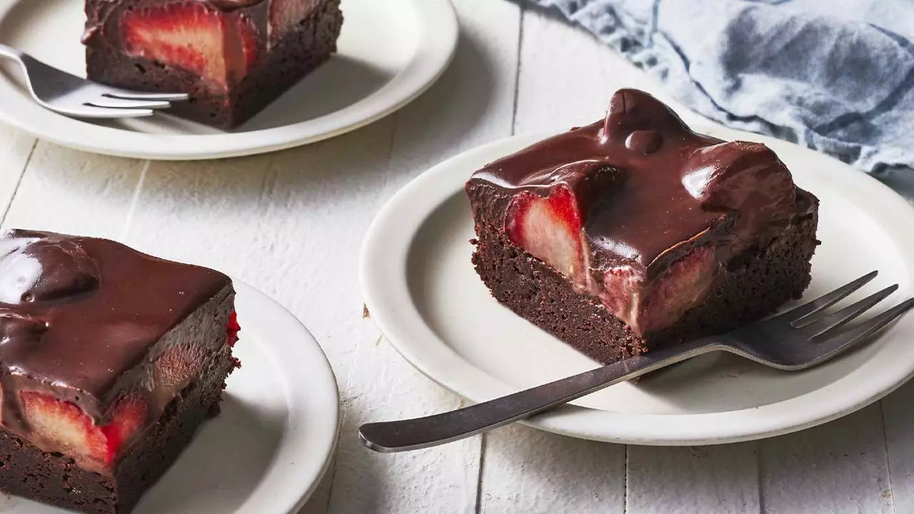 부드러운 딸기와 초콜릿 케이크