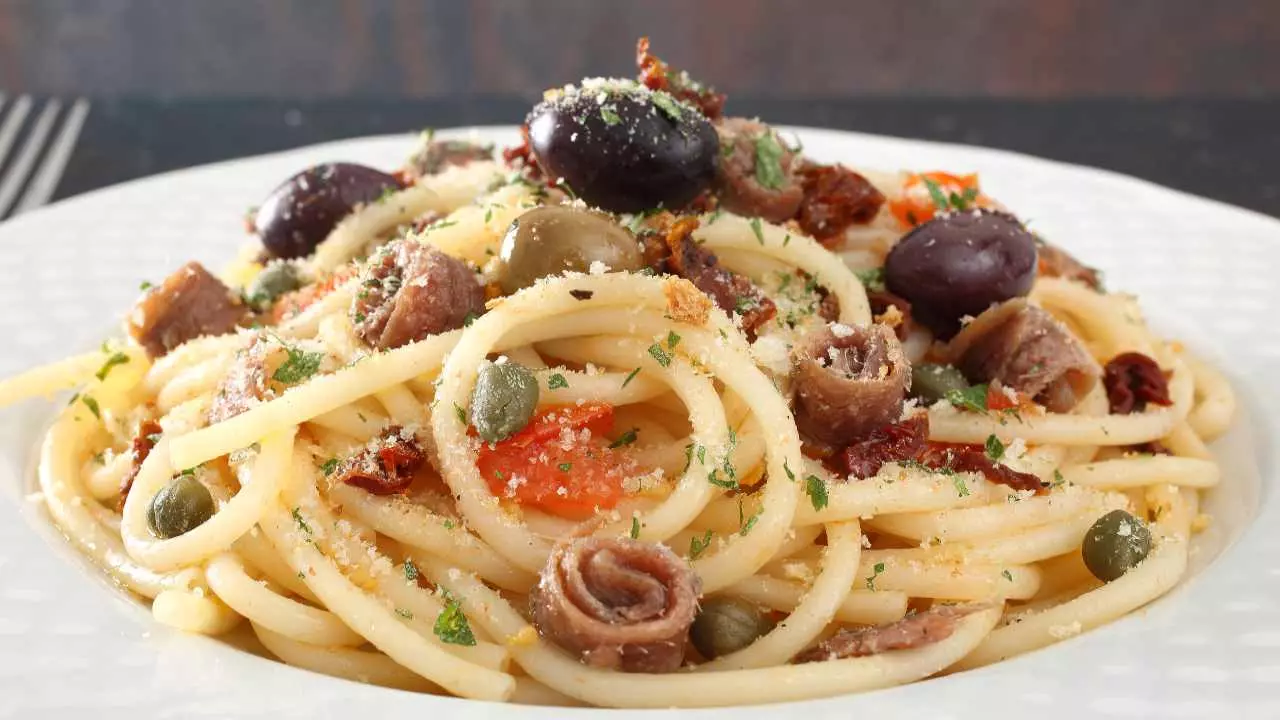 Espaguete com anchovas