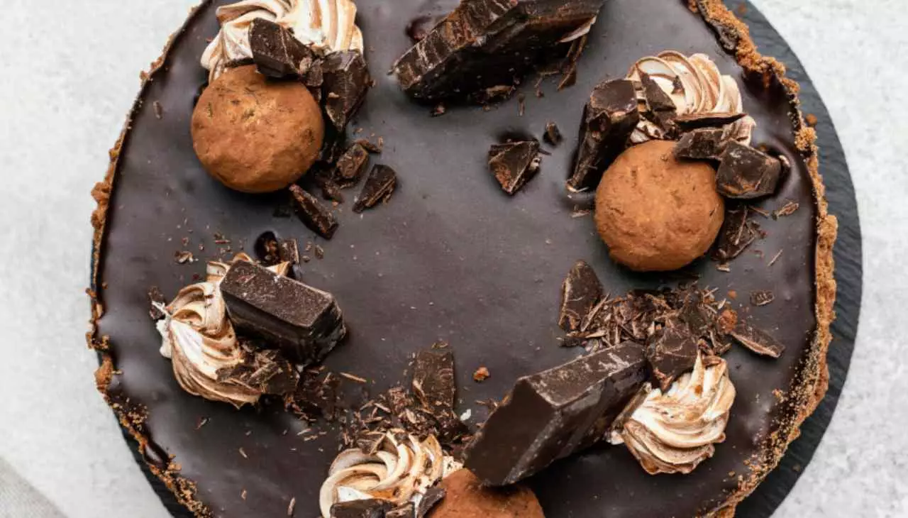 Kūka ar biskvīta un sviesta pamatni pildīta ar kafijas krējumu un šokolādes glazūru