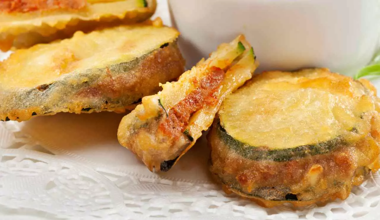 Battered stuffed courgettes | Madali at masarap na side dish 20445_1