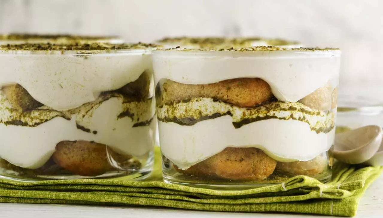 Sendok makanan penutup dengan pistachio