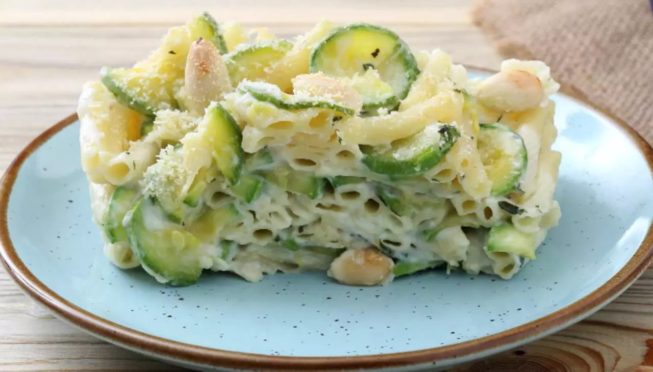 Pasta nga adunay zucchini ug keso