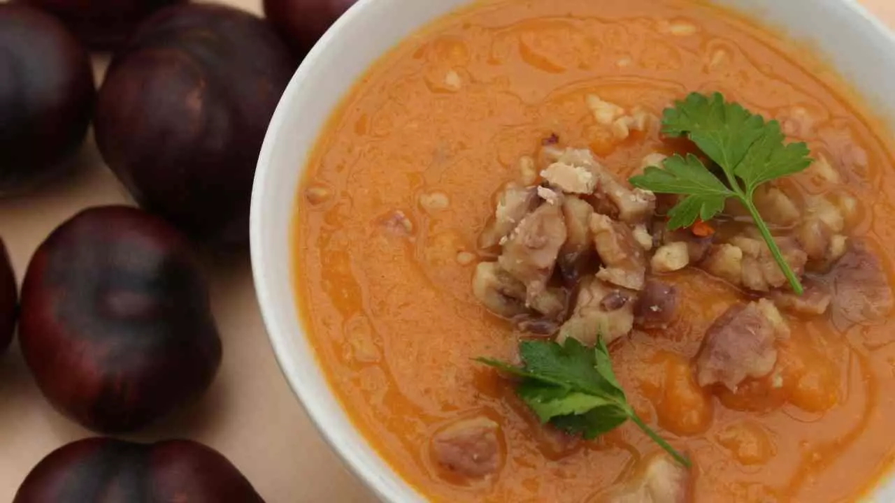 Sopa de carbassa i castanyes | un primer plat cremós i saborós