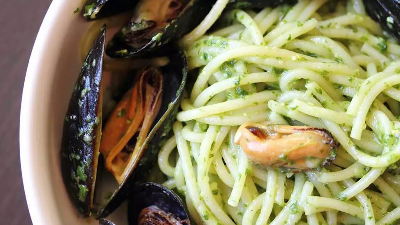 macarrão com pesto e frutos do mar