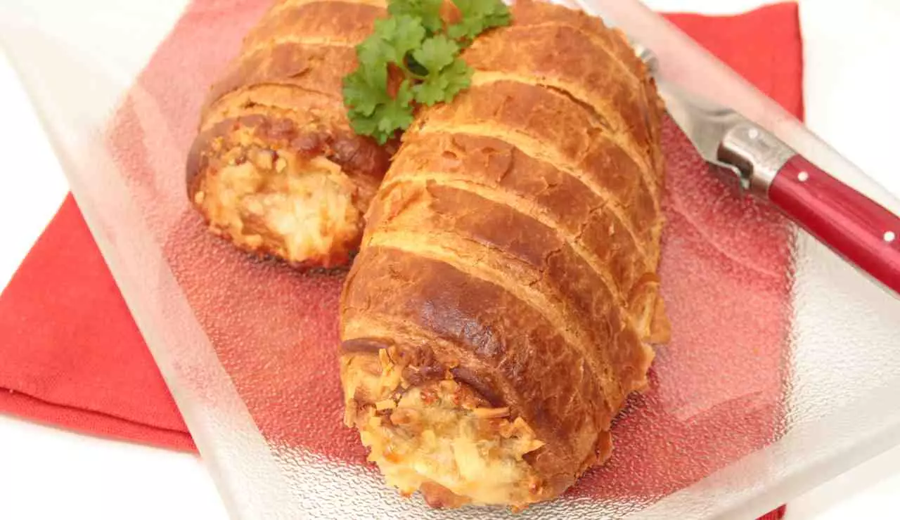 Puff pastry cuộn với xúc xích, nấm và bánh hạnh nhân