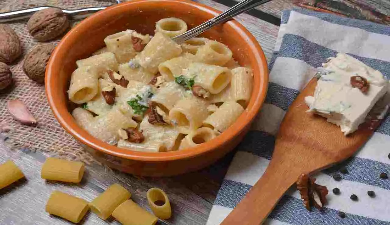 Rigatoni pẹlu anchovy, Wolinoti ati almondi ipara warankasi