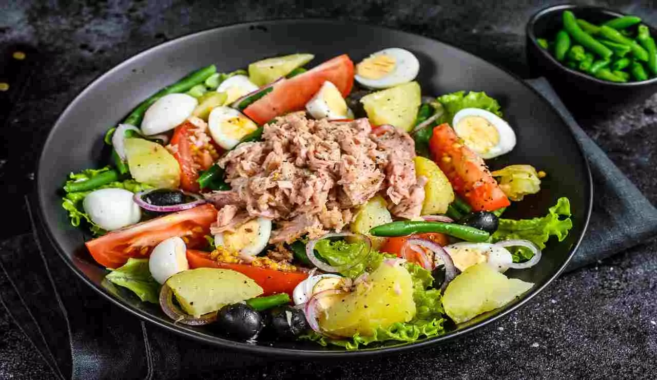 Salat med hårdkogte æg og tun
