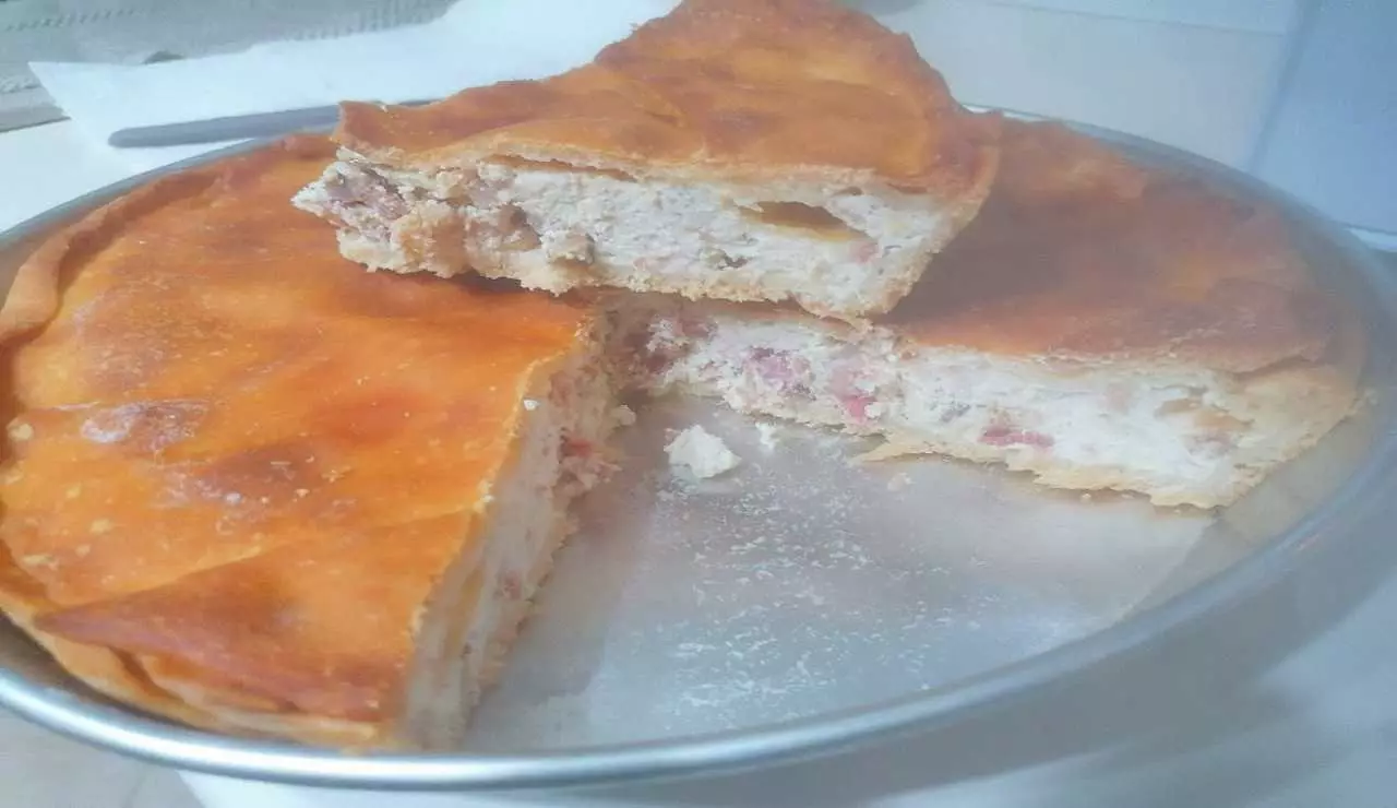 Rustieke Napolitaanse vezelige pizza met ricotta en salami