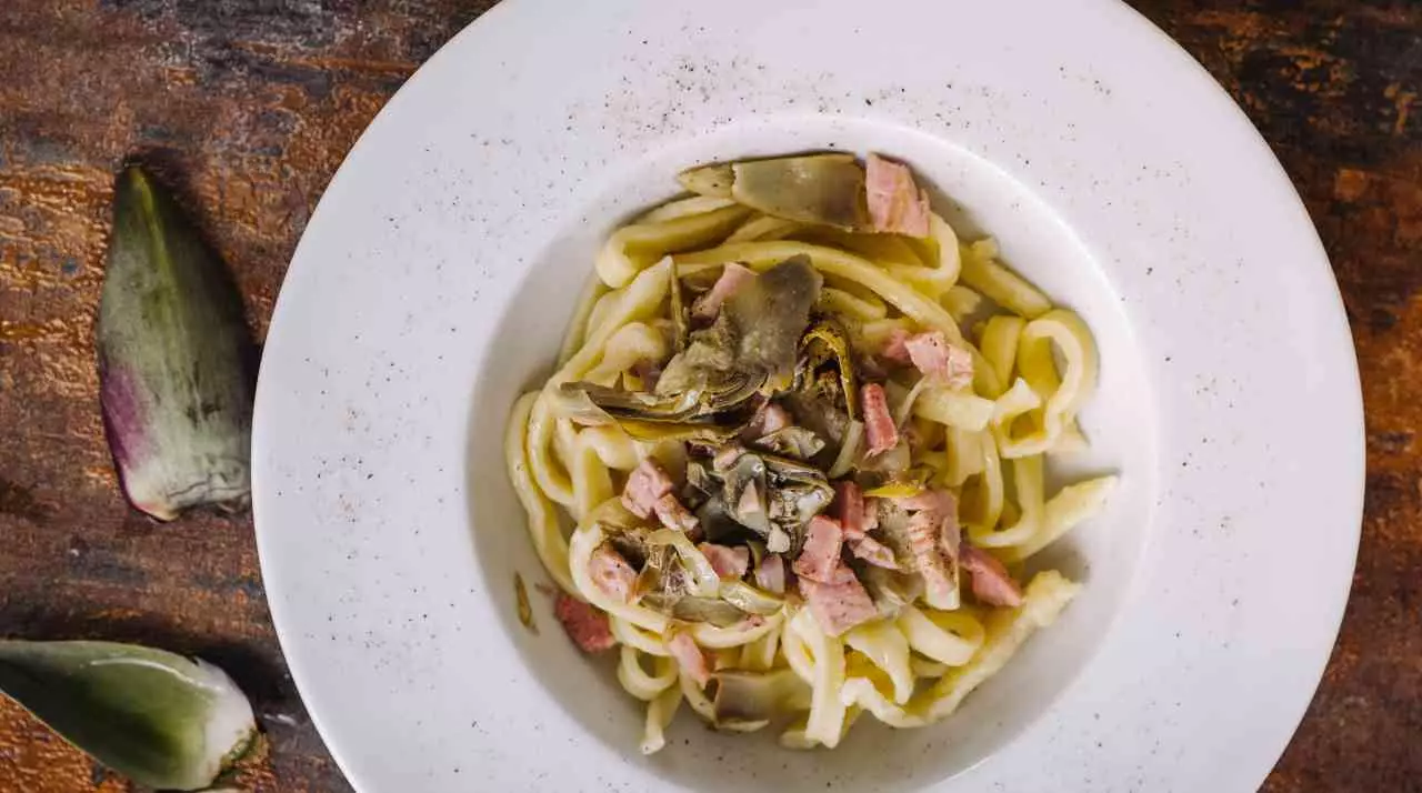 Pasta gydag artisiogau, ham wedi'i goginio a gorgonzola