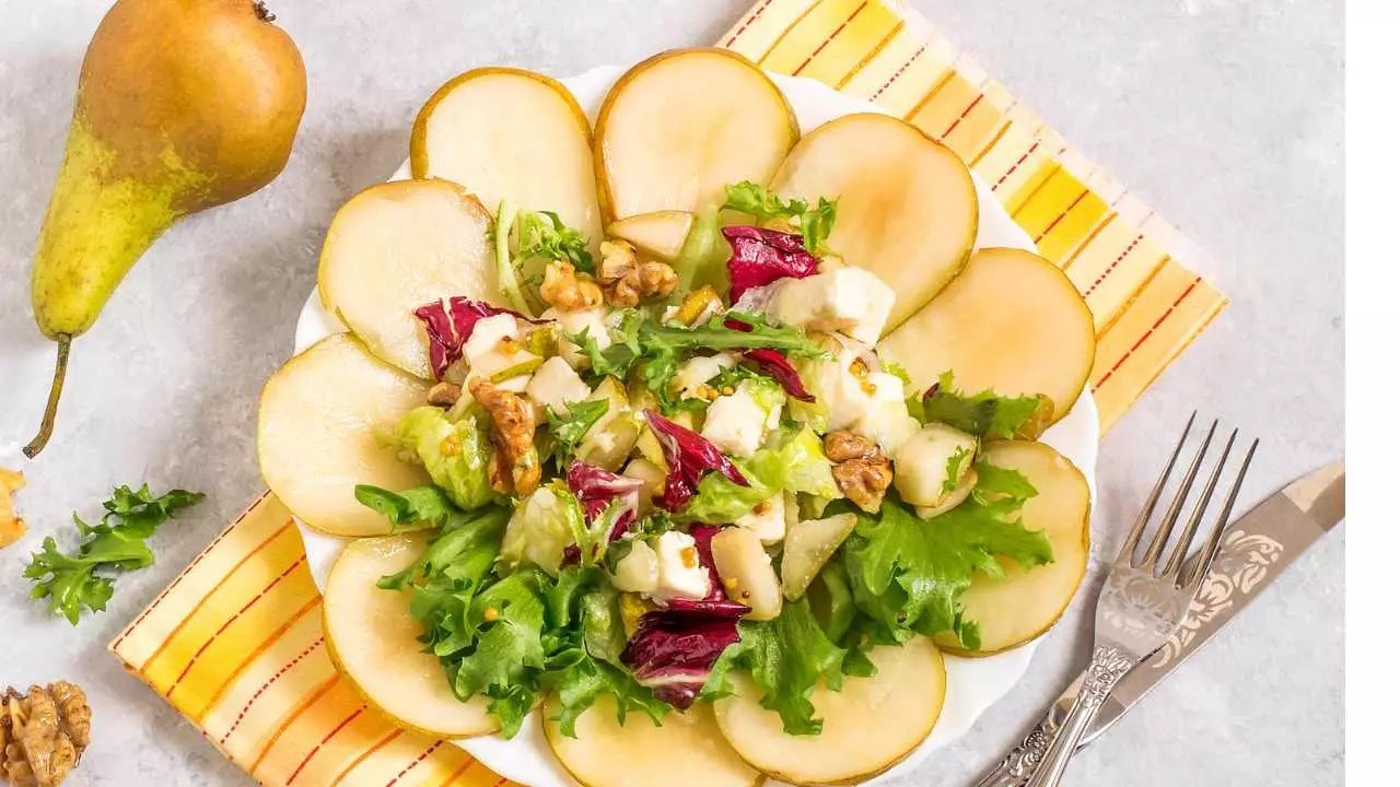 Pære og valnødde radicchio salat | En let ret at servere med croutoner