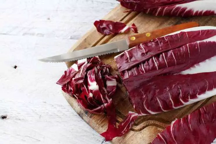 Salad radicchio gellyg a chnau Ffrengig | Dysgl ysgafn i weini gyda croutons 2072_2