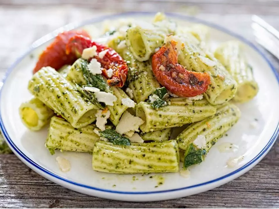 Pasta ກັບ pesto ແລະຫມາກເລັ່ນແຫ້ງ, ຫຼັກສູດທໍາອິດທີ່ສົມບູນແບບສໍາລັບອາຫານທ່ຽງສົດ