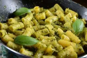 Pasta sareng pesto sareng tomat garing, kursus munggaran anu sampurna pikeun tuang siang seger 2073_4