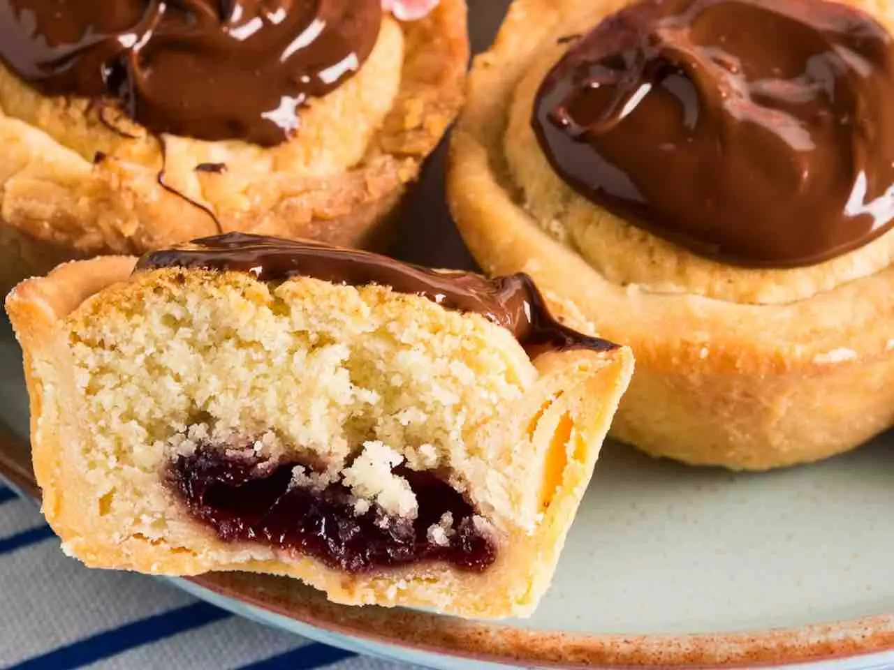 Muffin ជាមួយបេះដូង Nutella