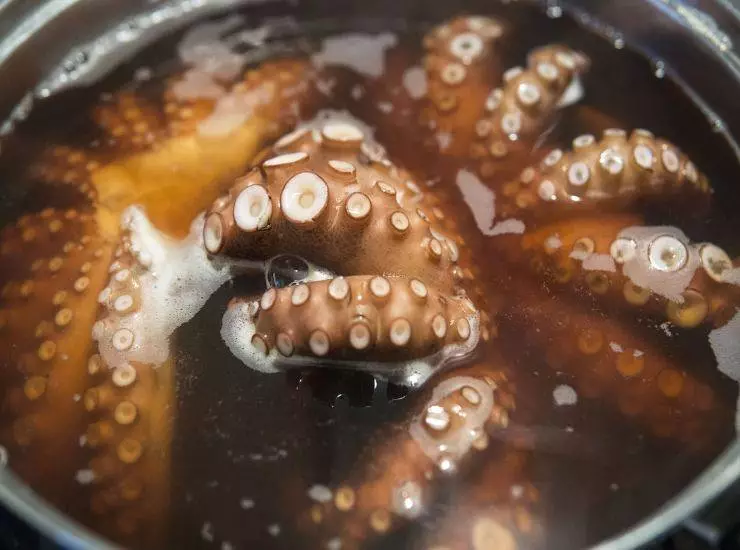 Inihaw na octopus na may cream ng patatas, sibuyas at cherry tomatoes | nakakamangha 20818_2
