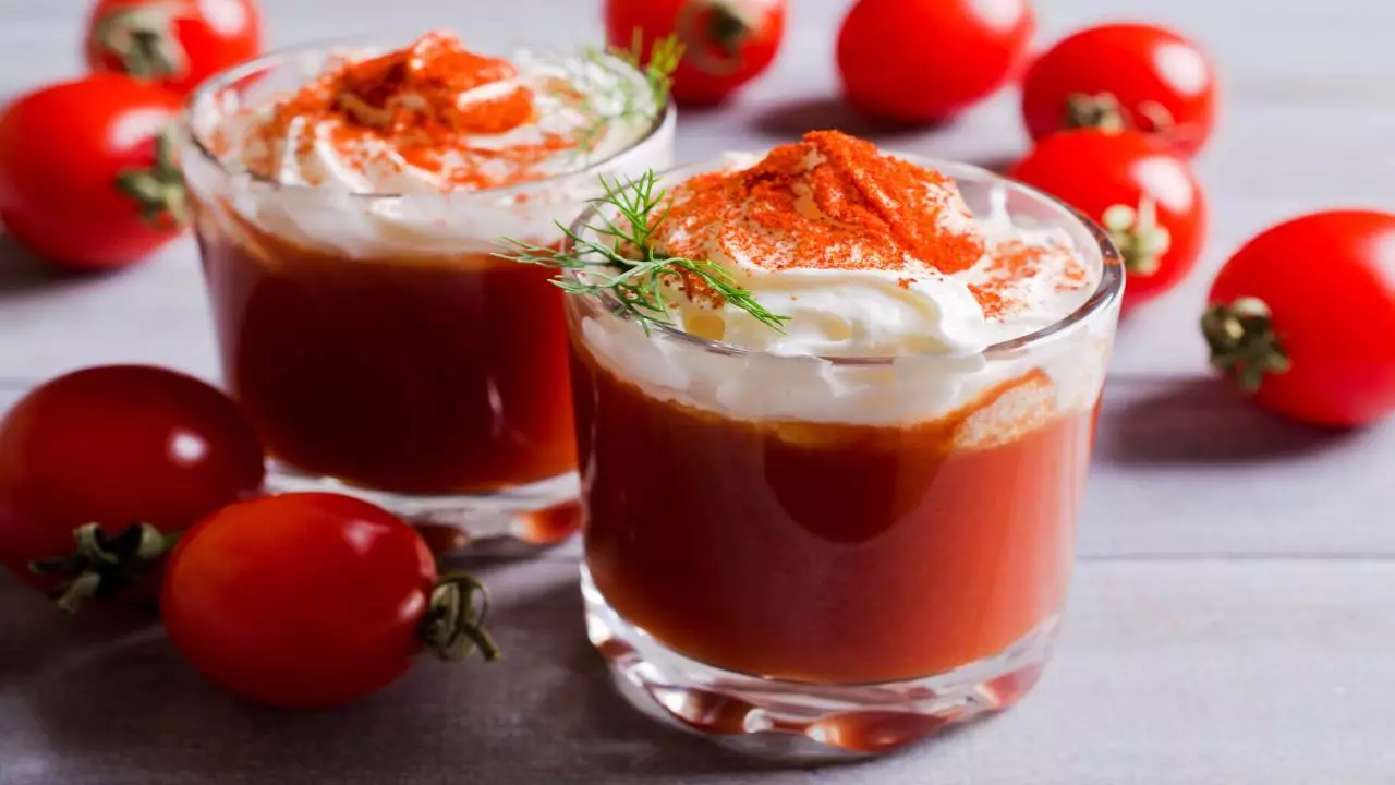 Mozzarella mousse ndi tomato | An appetizer mu galasi
