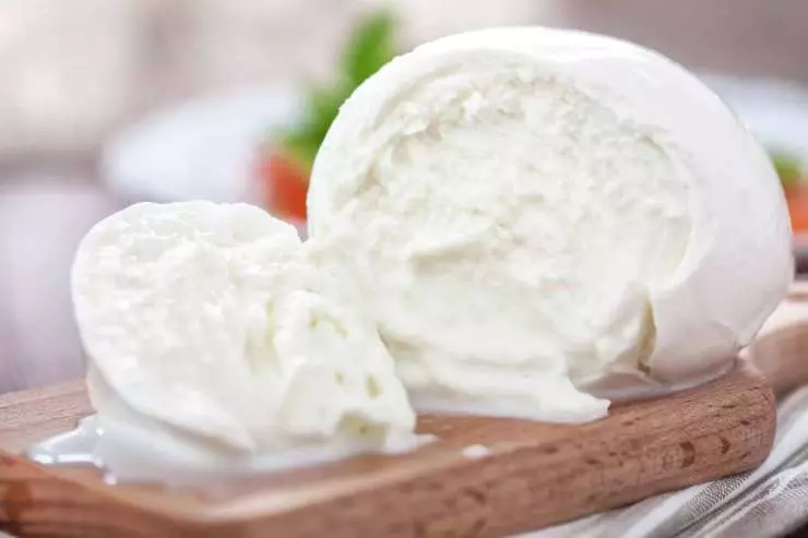 Mozzarella ແລະຫມາກເລັ່ນໃນແກ້ວ