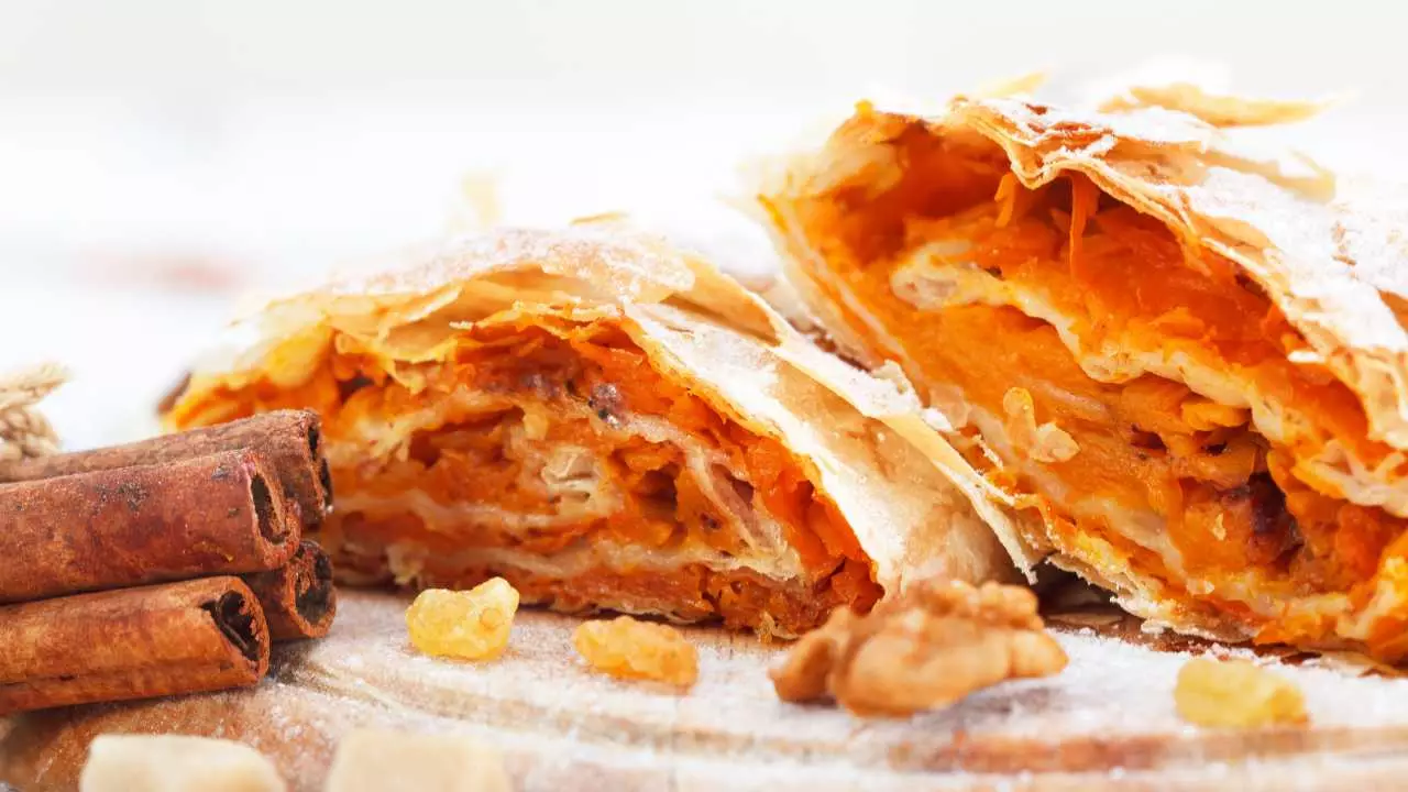 کدو کے ساتھ Strudel