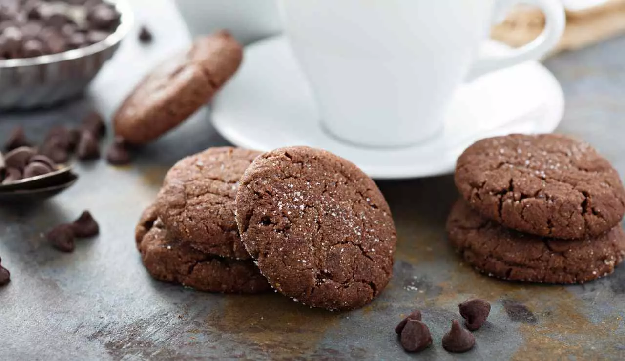 Galletas ligeras de cacao 5 minutos | Muy fácil sin mantequilla y aceite 20904_1