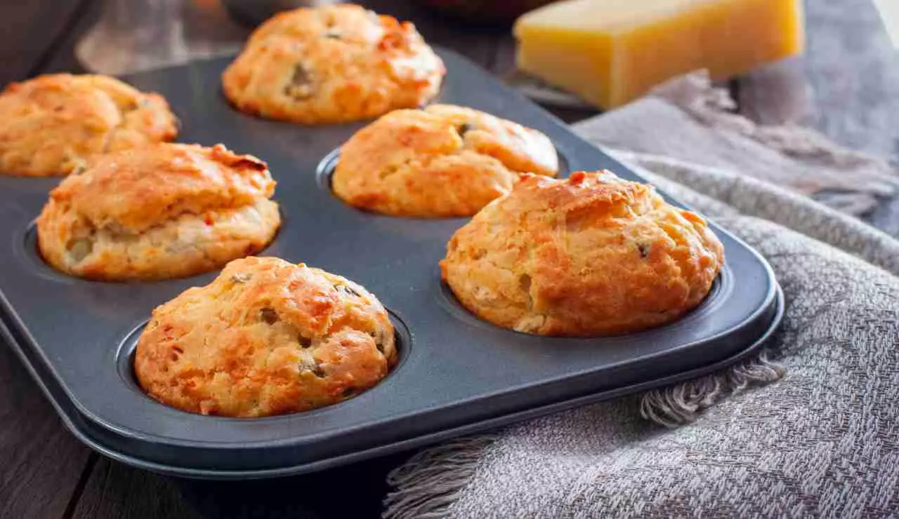 Muffin û courgette muffins bi dilê fontina