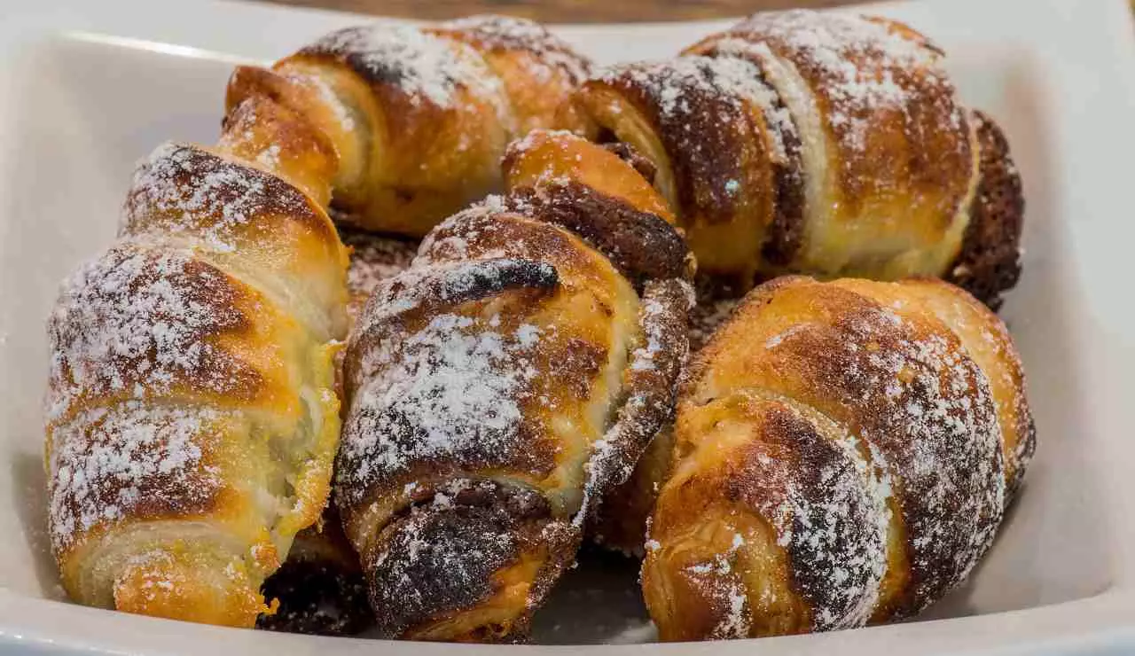 Gebraaide of gebakte croissants met Nutella-resepdruk