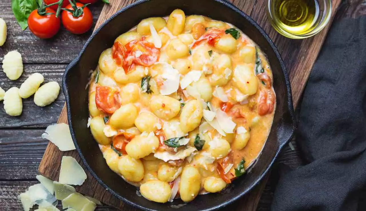 Biżżejjed gnocchi moħmija tas-soltu | Nagħmluhom f’taġen, kremużi u fil-fila f’10 minuti biss! 20985_1