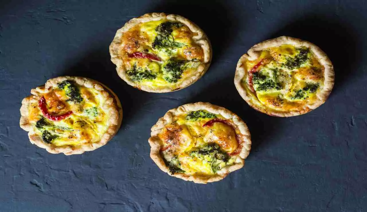 Broccoli rustic sy Pepper Pies amin'ny Potato Crust AdobeStock