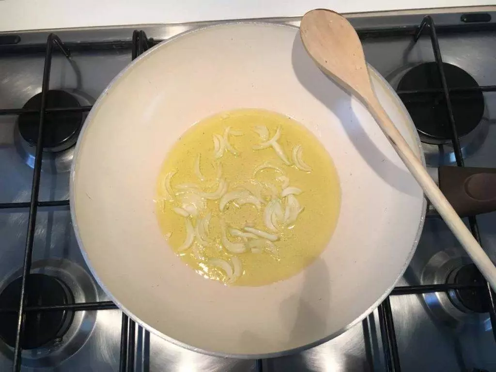 casserole avec huile et oignon