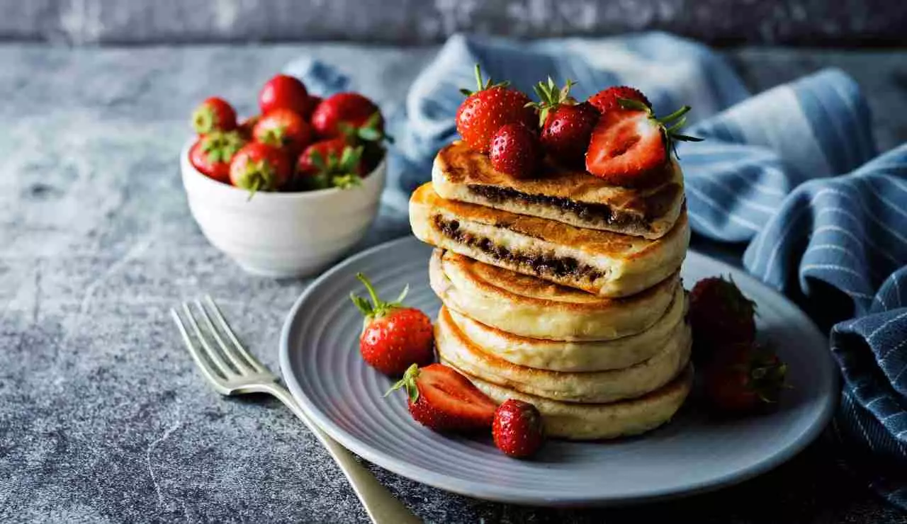 Tortas de panqueiques recheas de Nutella AdobeStock