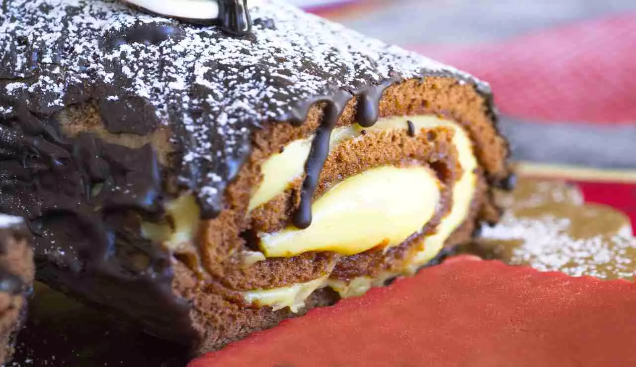 Hazelnut roll with custard እና dark ganache