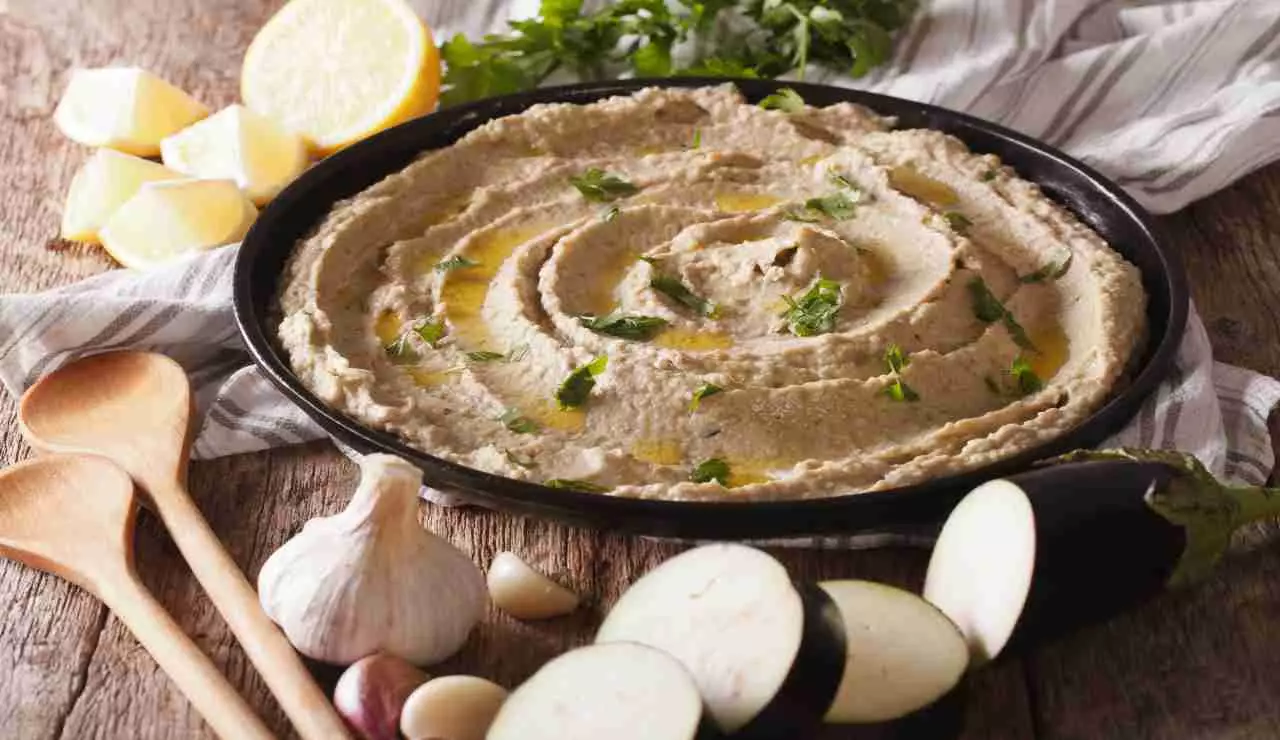 Hummus van aubergine en kikkererwten