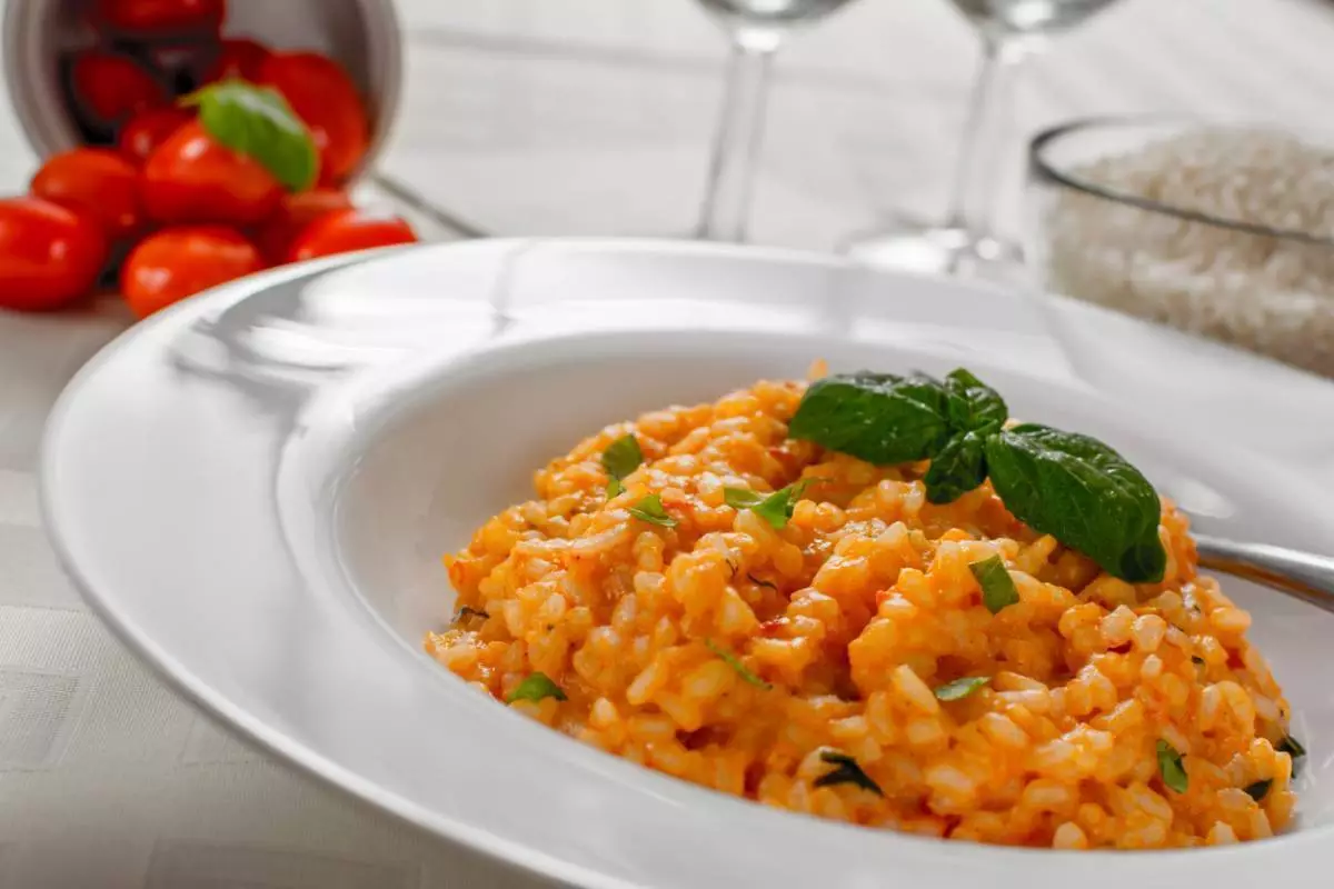 Tomato risotto ma le basil ma Asiago: o le fua faigofie ma suamalie