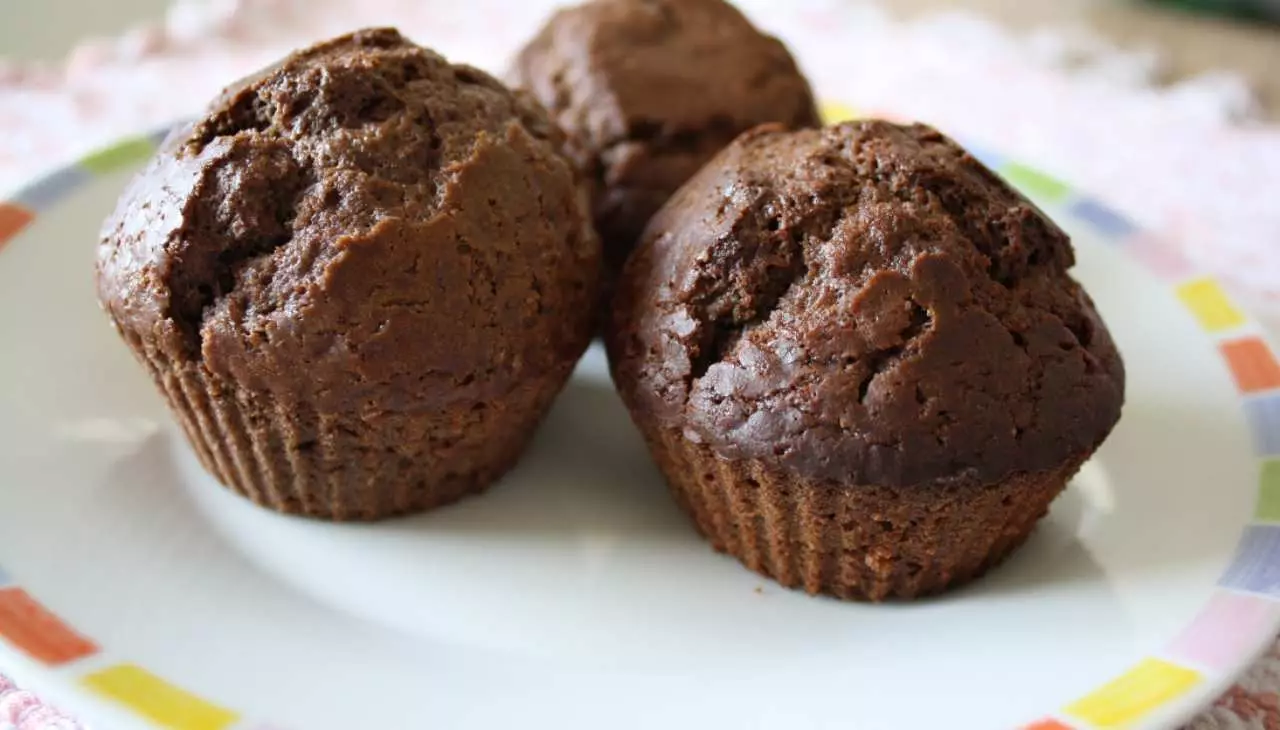 Cupcakes de chocolate con corazón de cereza - ricettasprint