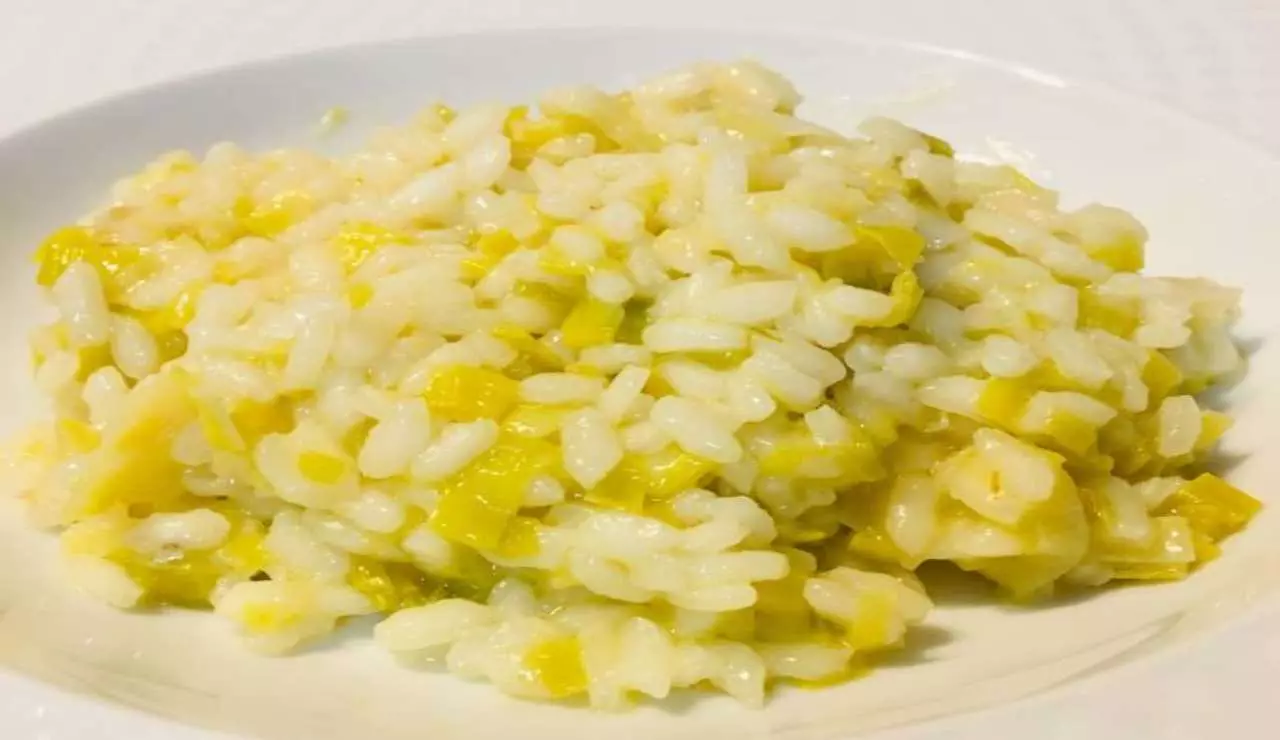 Risotto mentega dengan nasi, daun bawang dan kentang