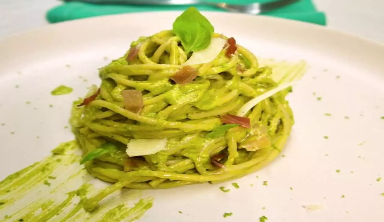 Spaghetti leh avokado pesto speck iyo maraqa parmesan