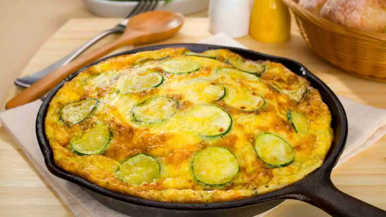 Zucchini omelette ከቺዝ የምግብ አዘገጃጀት ዝግጅት ጋር 21288_1