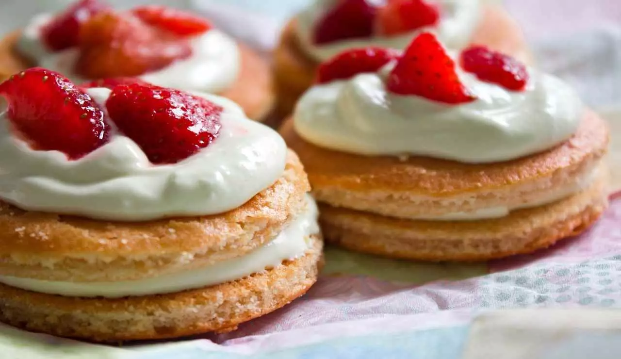 Mmanụ aṅụ pancake tartlets na-atọ ụtọ strawberries na ude