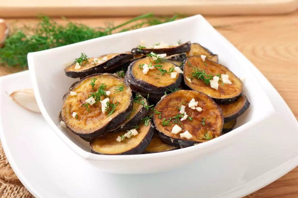 Aubergines tantsaha haingana sy maivana, sakafo matsiro