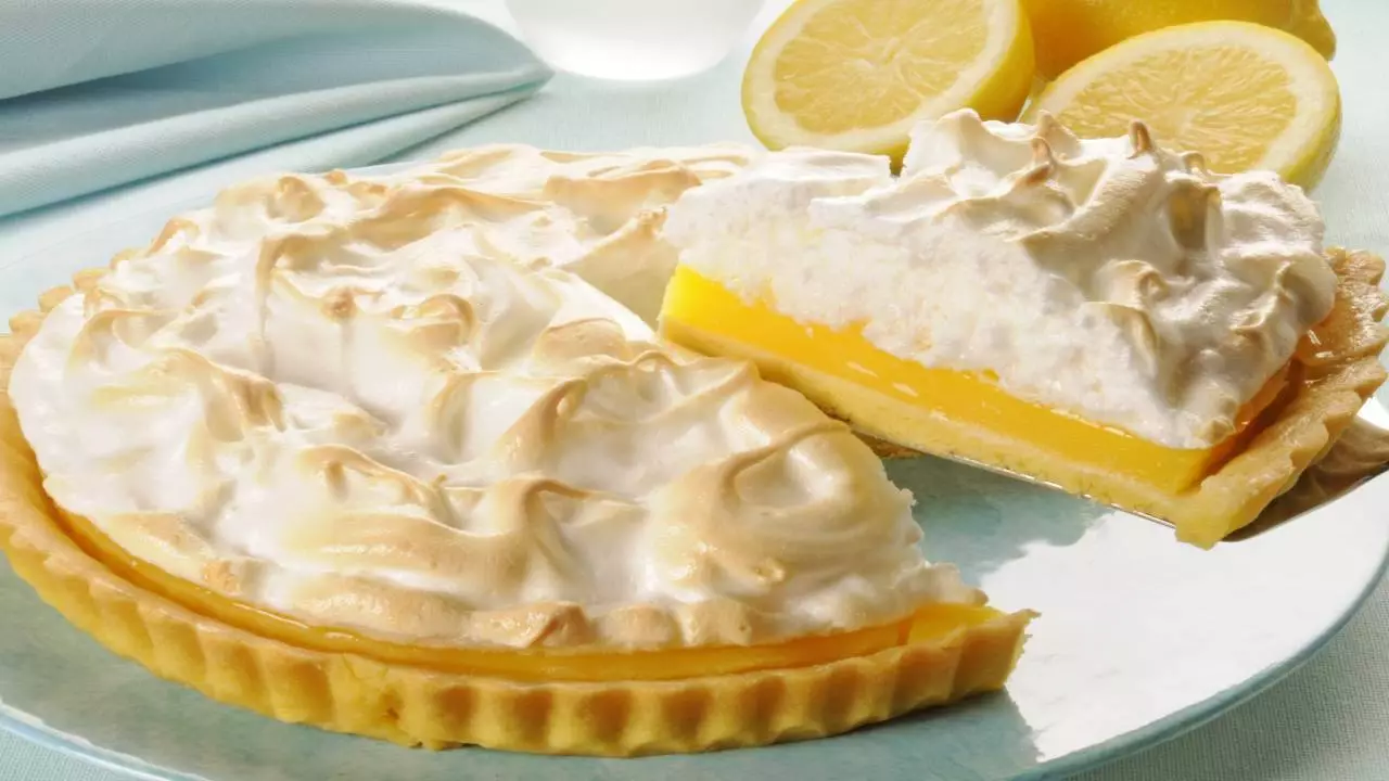 Lemon tart with meringues